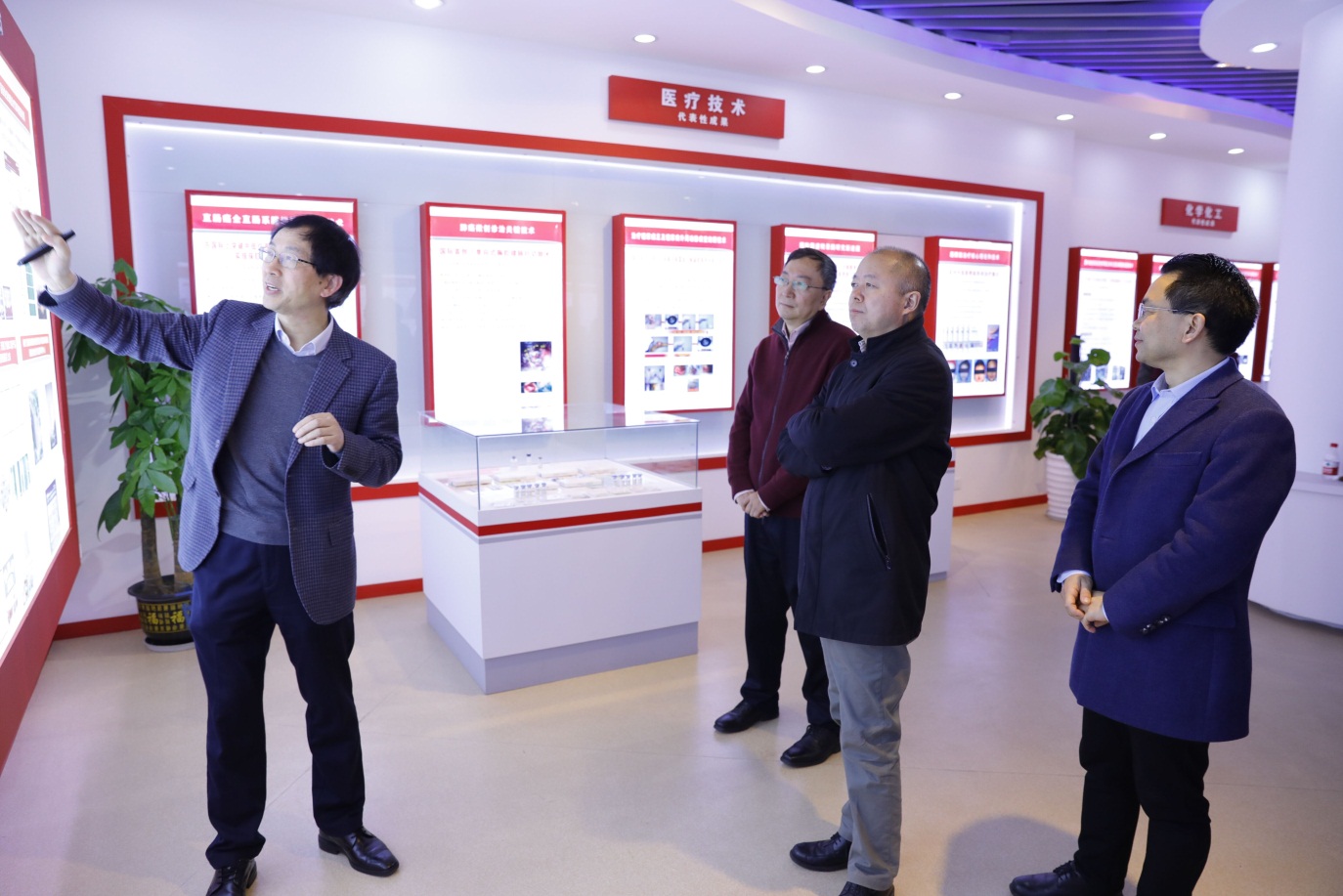 Vice Minister Jiangping Wang of the Ministry of Industry and ...